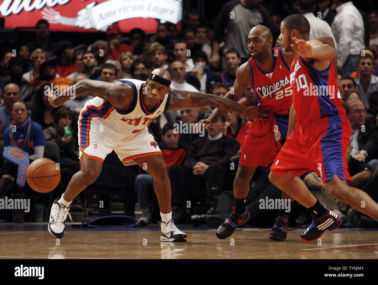 New York Knicks Al Harrington fights for a loose ball with Los Angeles ...