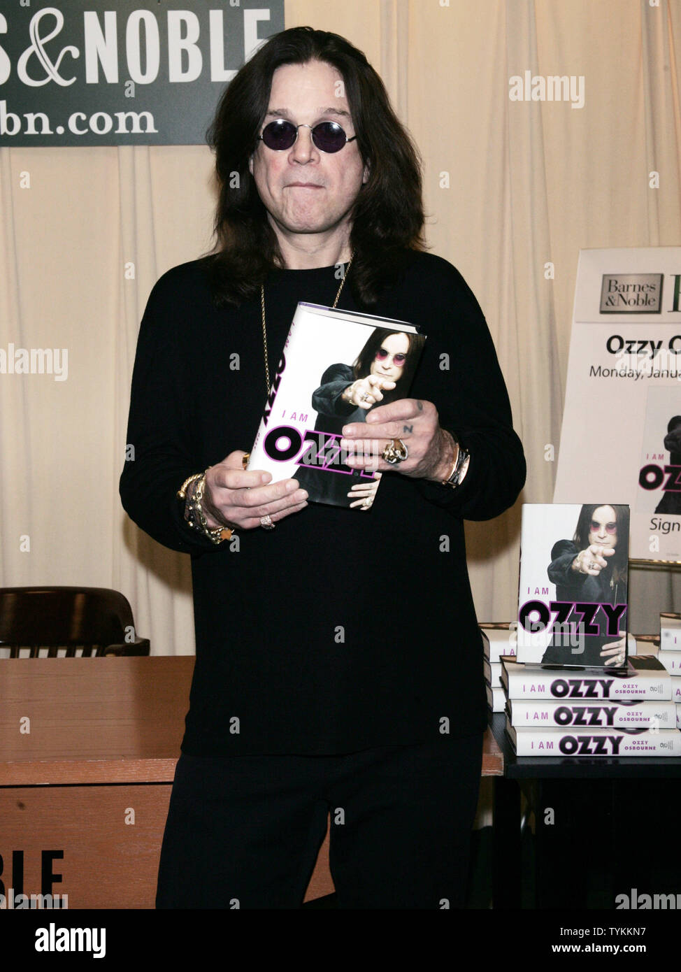 Ozzy osbourne ozzy osbourne signs hi-res stock photography and images ...