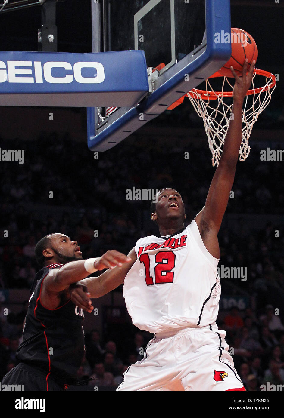 Louisville Cardinals Reginald Delk (12) shoots a reverse lay up in the ...