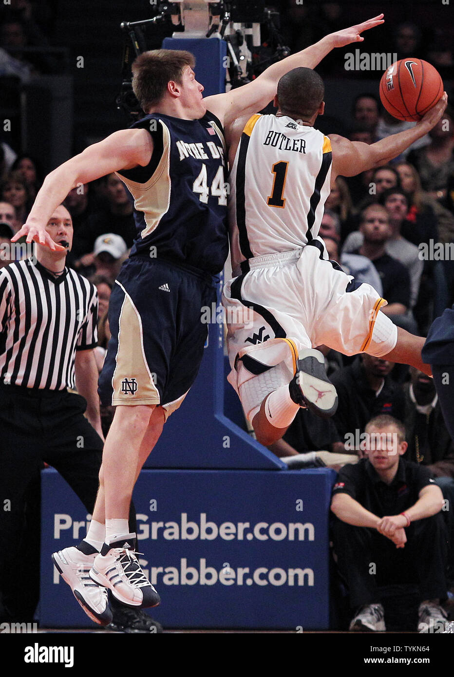 Notre Dame Fighting Irish Luke Harangody plays defense on West Virginia ...