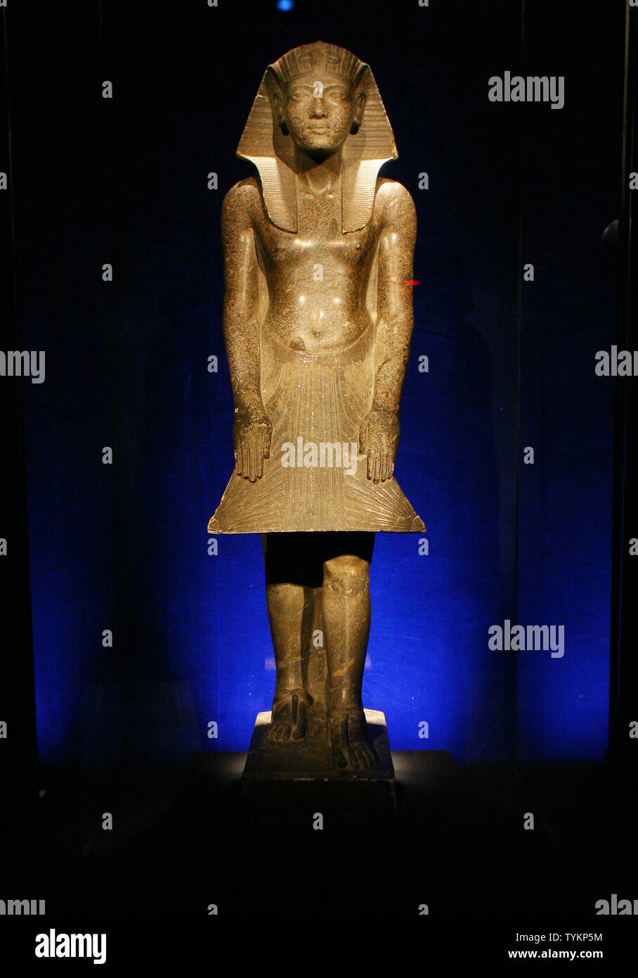 King tutankhamun statue hi-res stock photography and images - Alamy