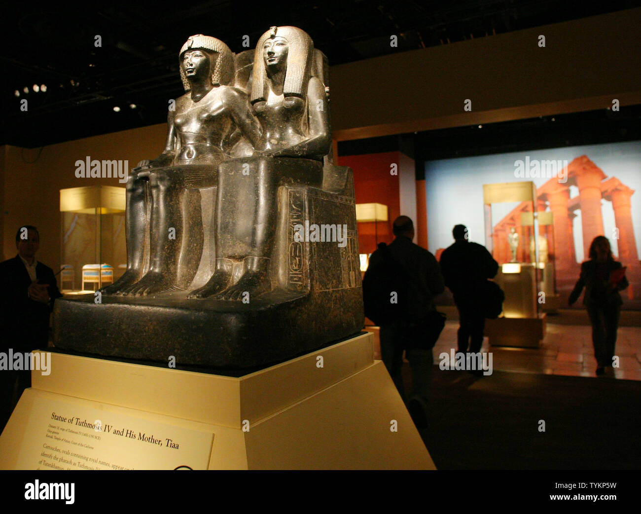 Statue of tuthmosis iv and his mother hi-res stock photography and ...