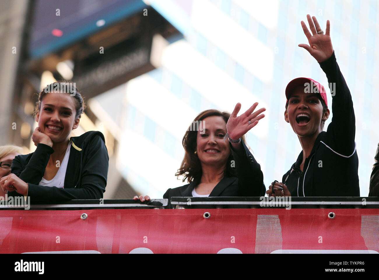 Halle berry and jessica alba hi-res stock photography and images - Alamy
