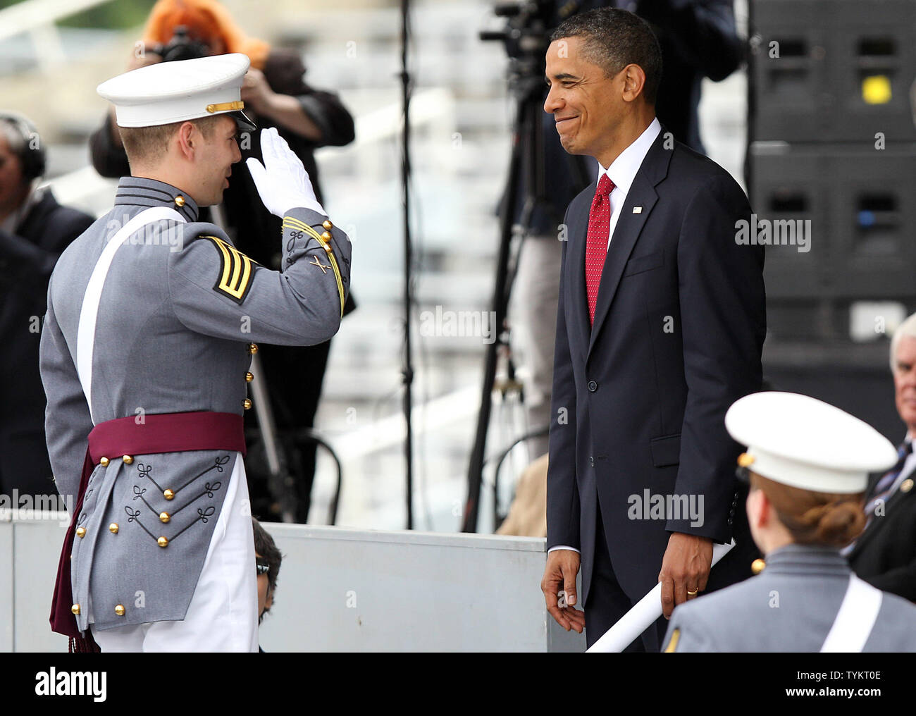 United States President Barack Obama hands out diplomas to West Point ...