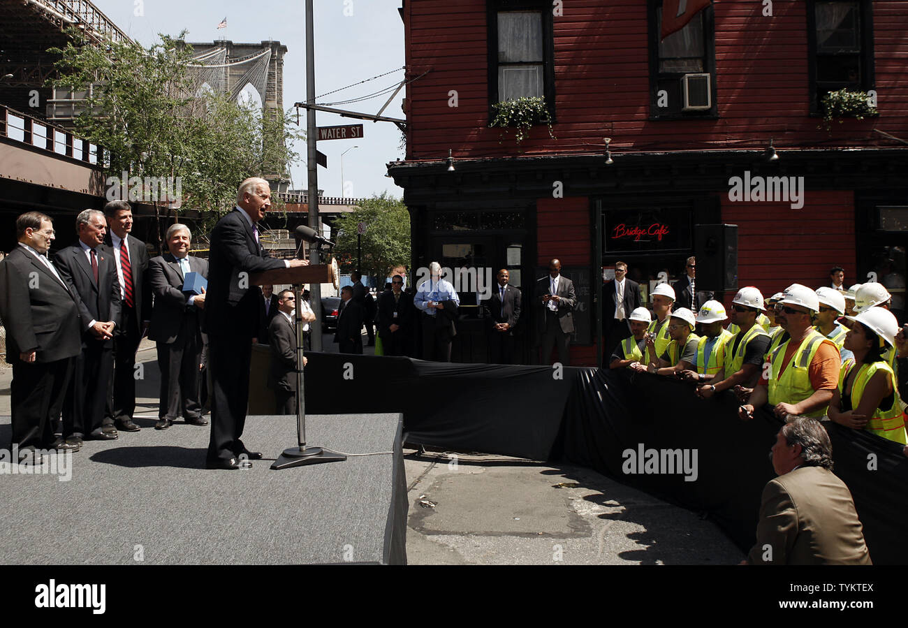 Brooklyn bridge construction workers hi-res stock photography and ...