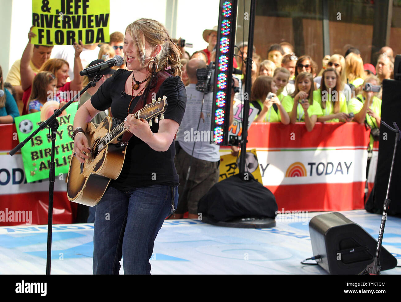 American Idol Crystal Bowersox performs on the NBC Today Show at ...