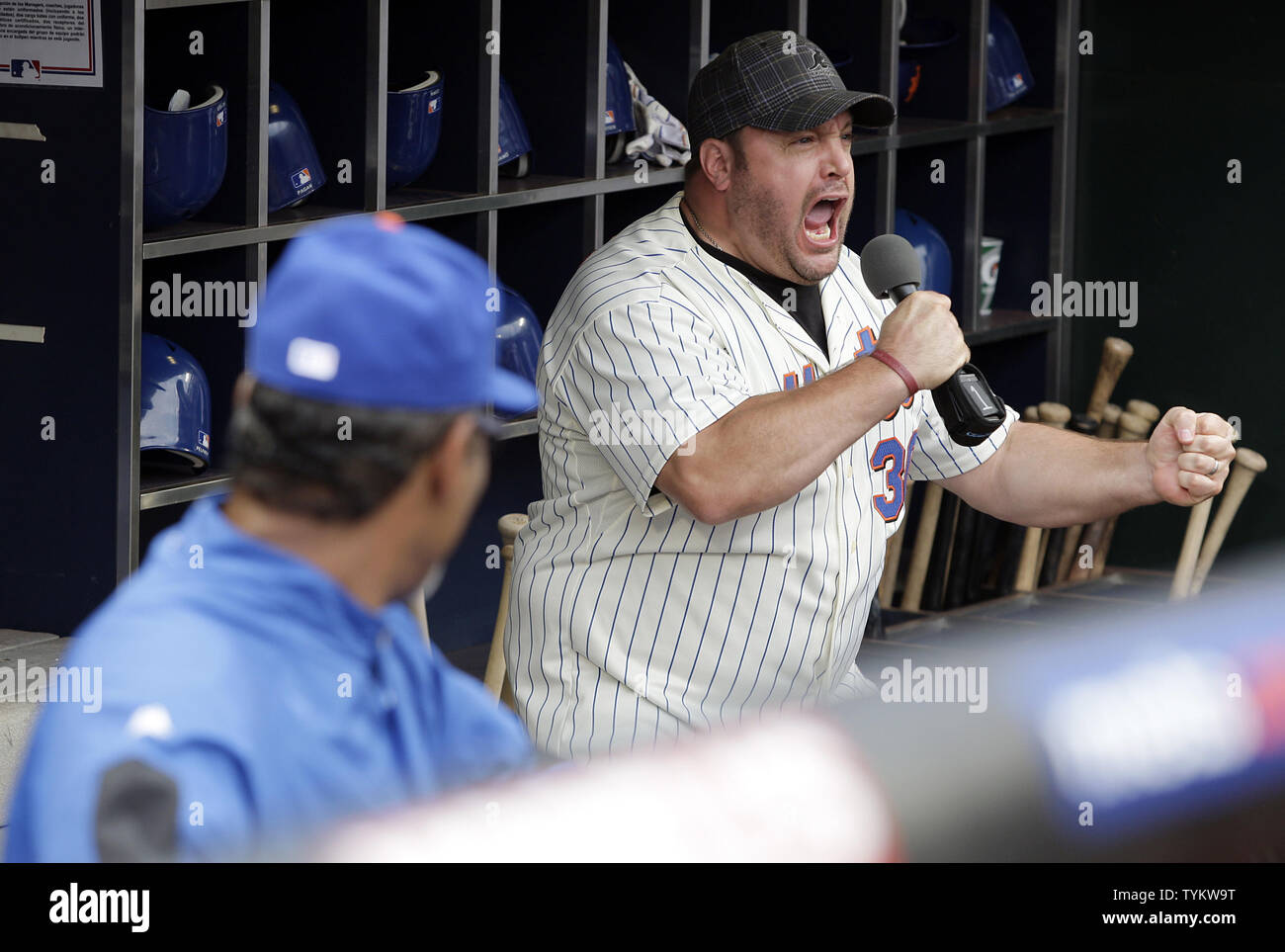 New York Mets manager Jerry Manuel watches actor Kevin James react ...