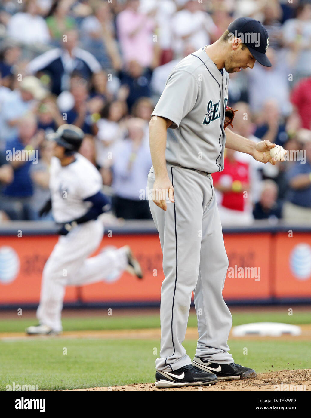Seattle Mariners starting pitcher Cliff Lee reacts in the first inning ...