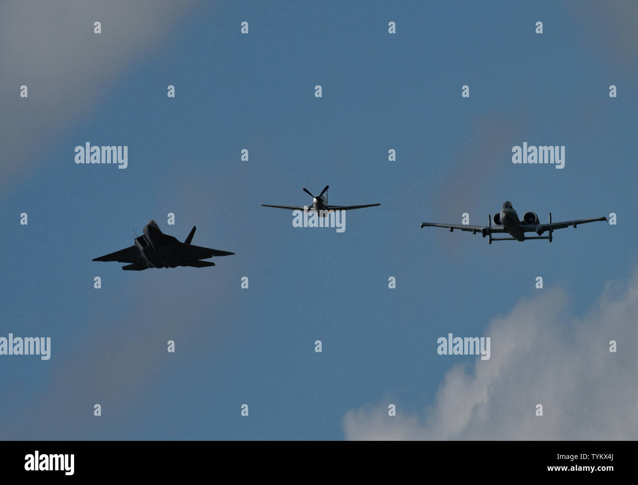 F 22 demonstration and heritage flight team hi-res stock photography ...