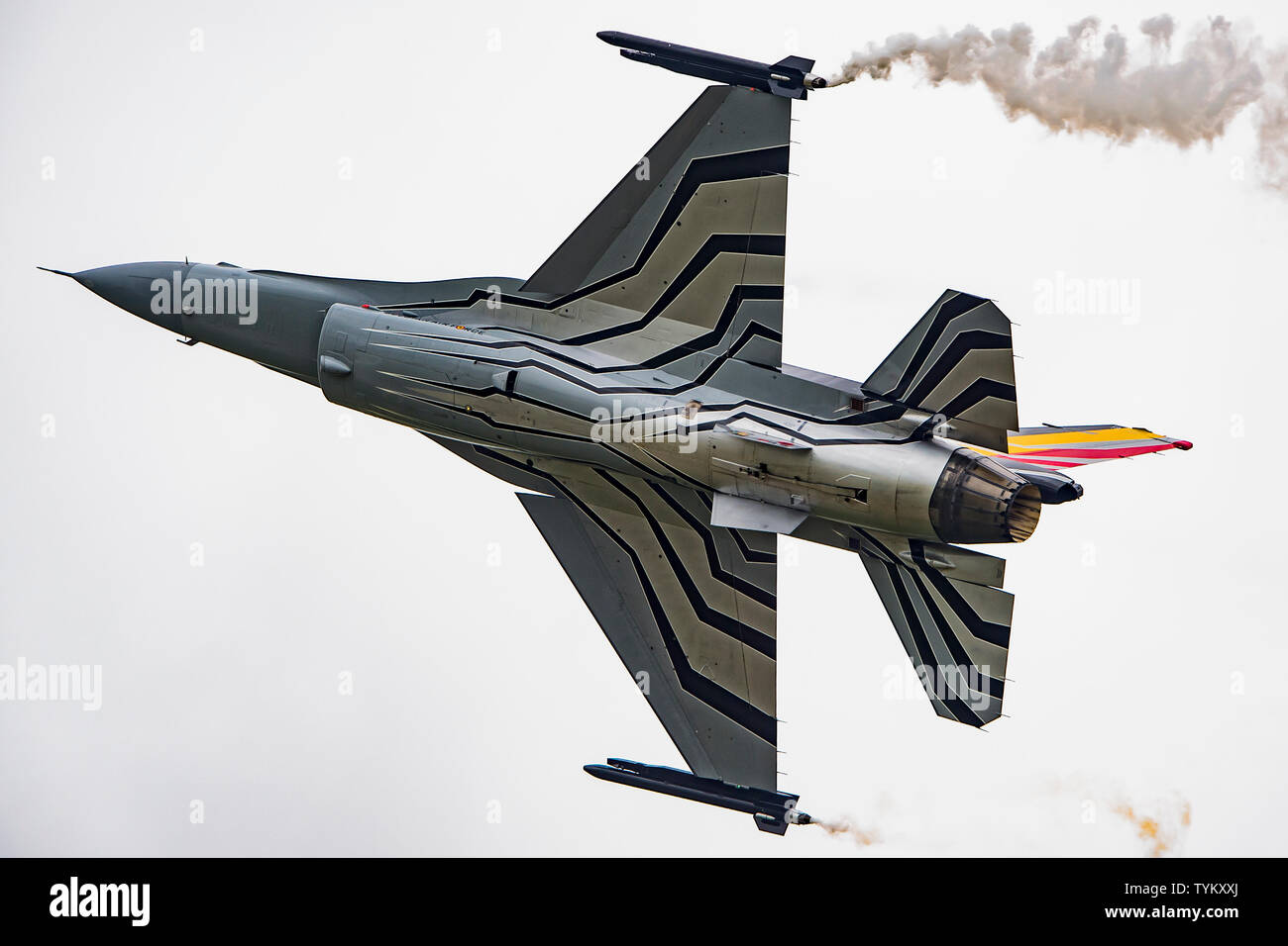 Belgian Air Force F-16 fighter jets perform wonderful flying show at ...