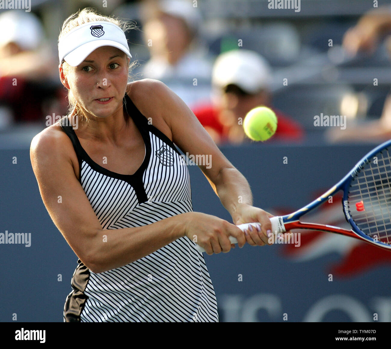 Alona bondarenko ukraine returns ball hi-res stock photography and ...