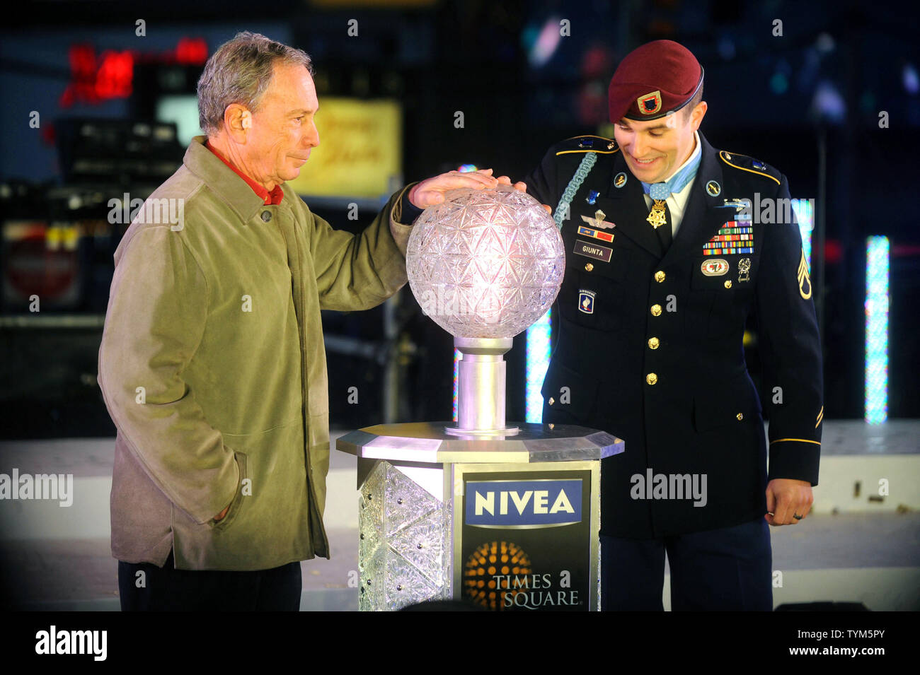 Medal of Honor recipient, Army Staff Sgt. Salvatore Giunta and Mayor ...