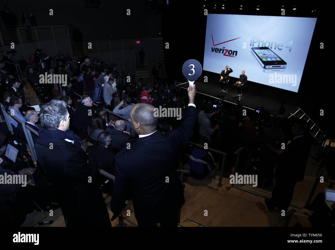 Chief Operating Officer of Apple, Tim Cook (L) and Verizon Wireless ...