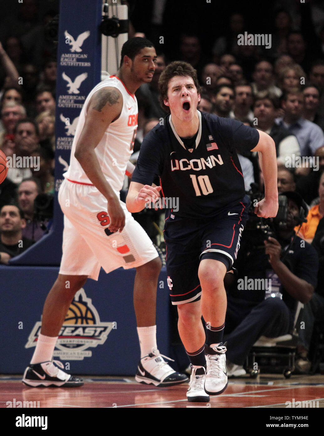 Scoring 2 points hi-res stock photography and images - Alamy