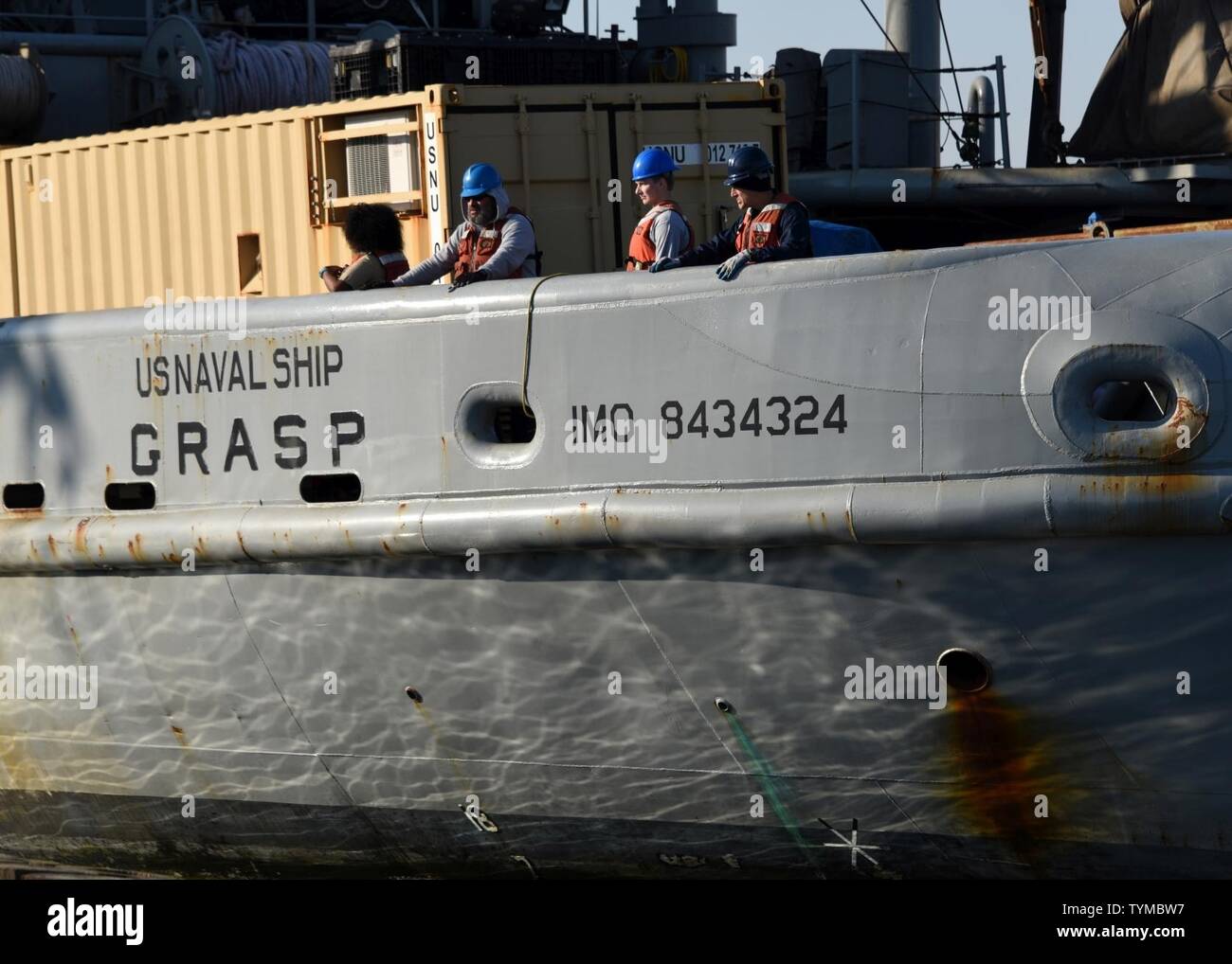Usns grasp ars 51 hi-res stock photography and images - Alamy