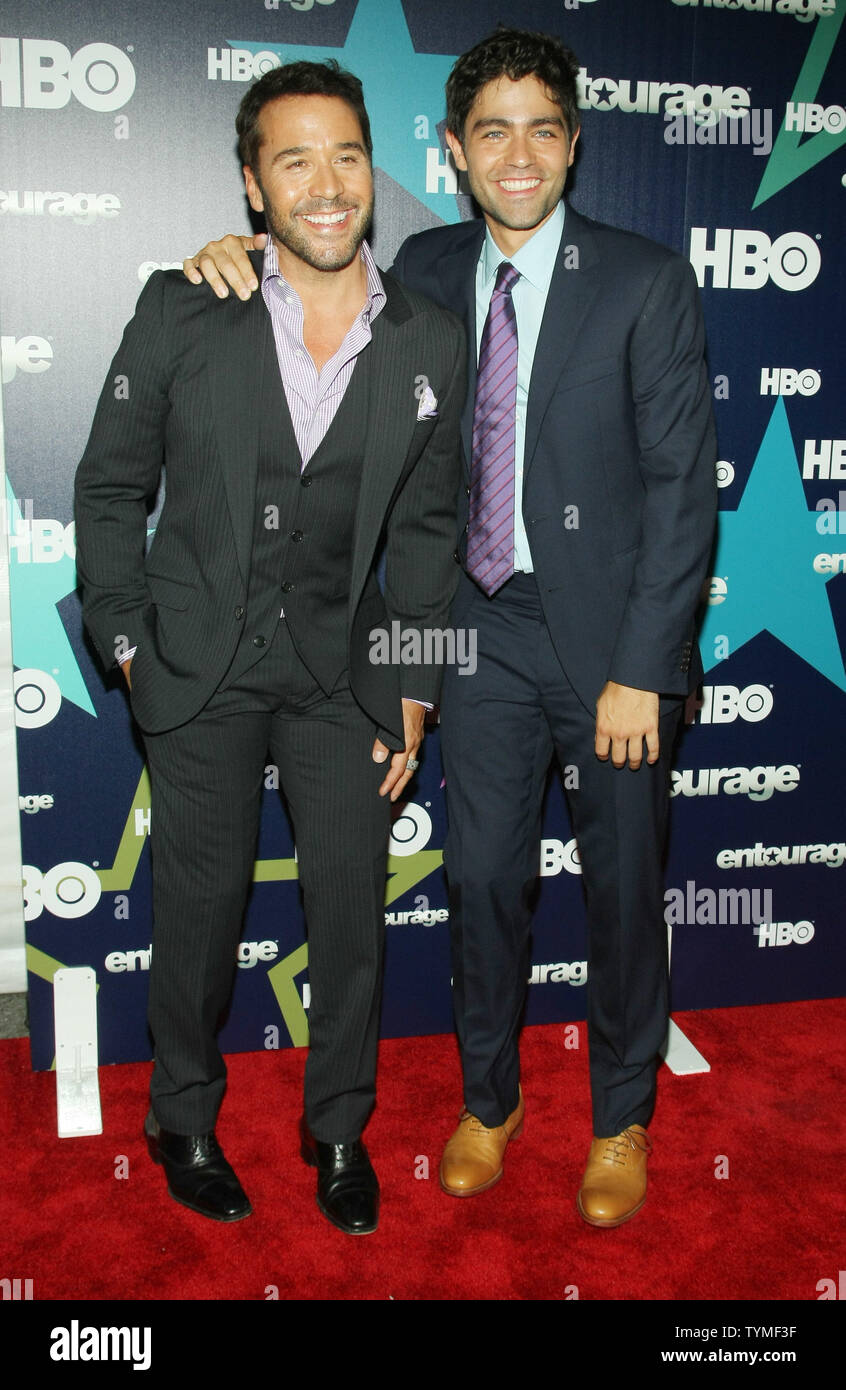 Jeremy Piven (L) and Adrian Grenier arrive for the "Entourage" premiere ...