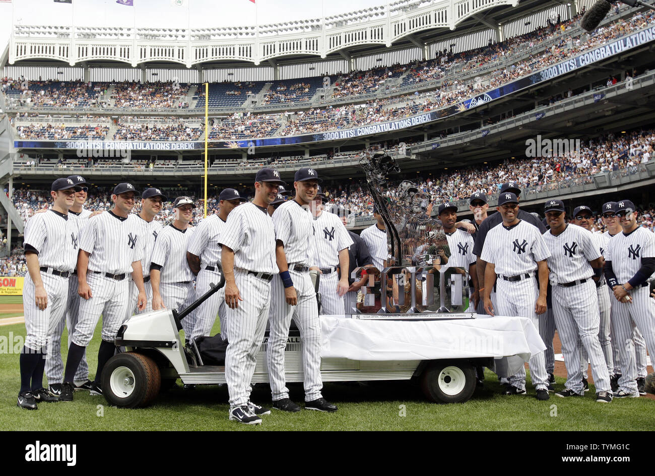 Teammates statue hi-res stock photography and images - Alamy
