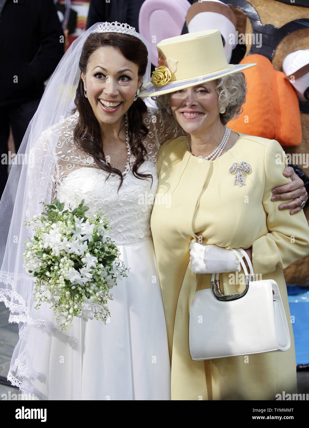 Ann Curry and Meredith Vieira dress as Kate Middleton and Queen ...