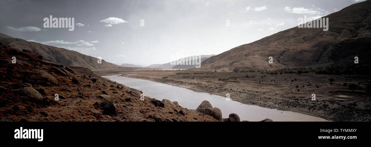 Flowing white spaces hi-res stock photography and images - Alamy