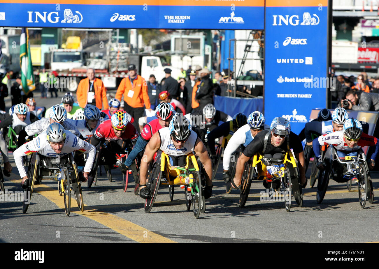 Handcycle marathon racers hi-res stock photography and images - Alamy