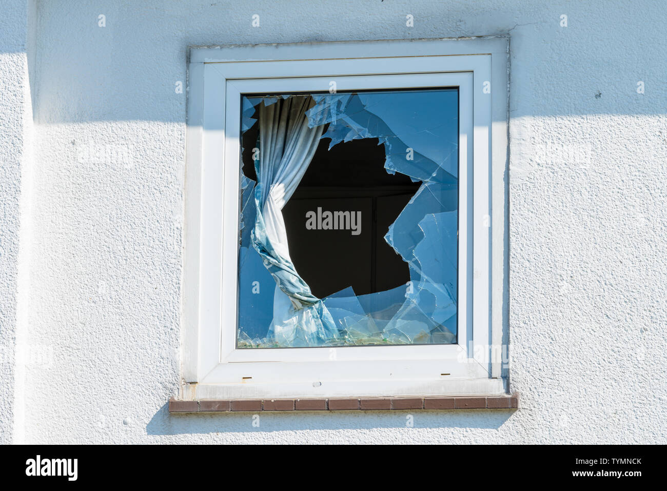 Cracked window in the old house Stock Photo - Alamy