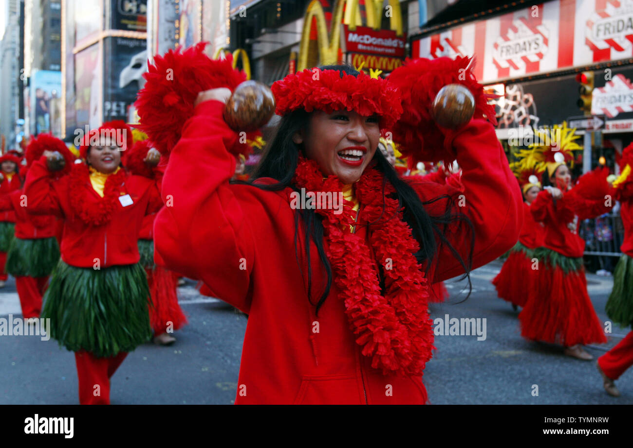 Hawaiian dancers make their way down the parade route at the Macy's ...