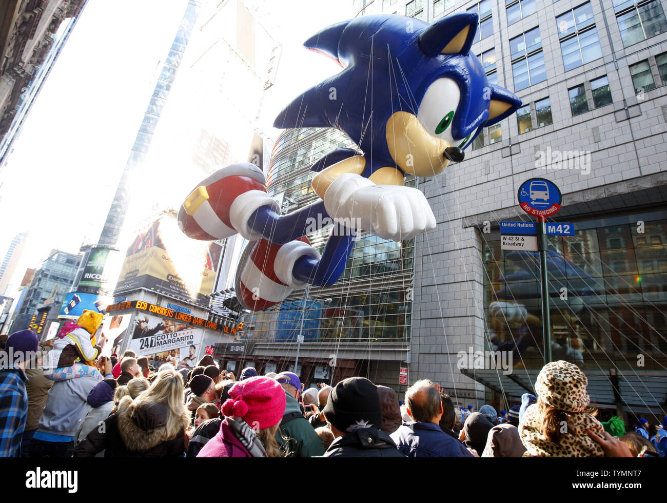 The Sonic the Hedgehog balloon balloon floats down the parade route at ...