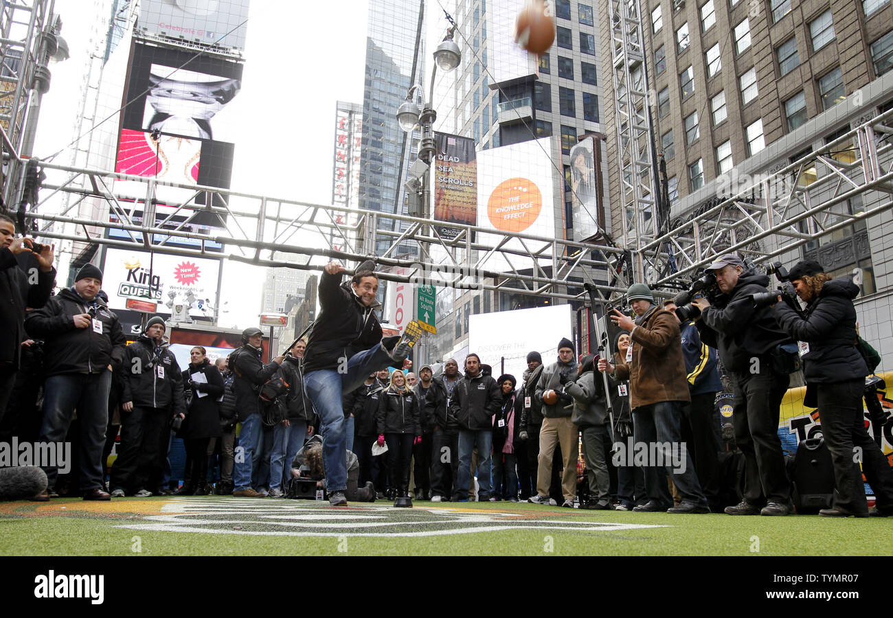 American football field goal hi-res stock photography and images - Alamy