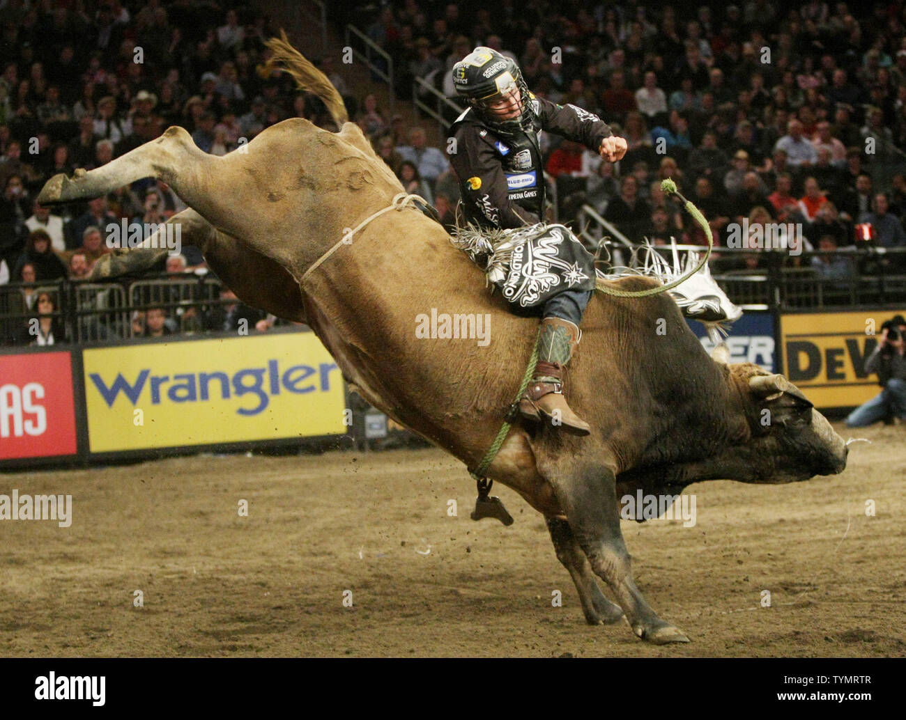 Luke Snyder hangs onto his bull during the sixth annual Professional ...