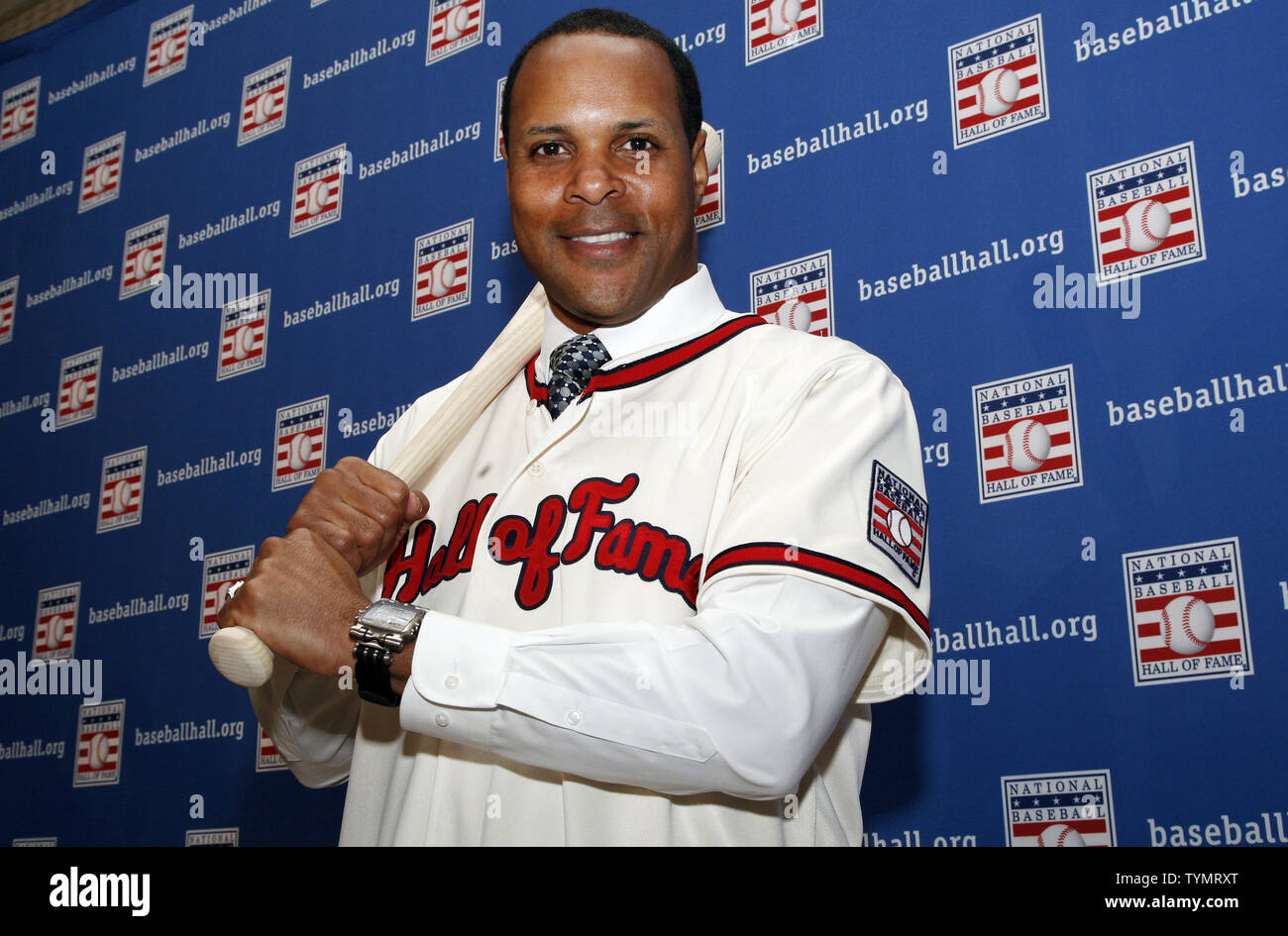Cincinnati Reds shortstop Barry Larkin stands with a baseball bat at a ...