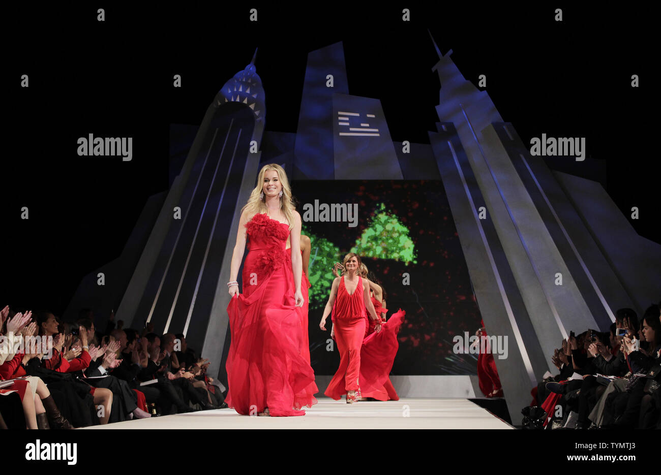 Rebecca romijn catwalk hi-res stock photography and images - Alamy