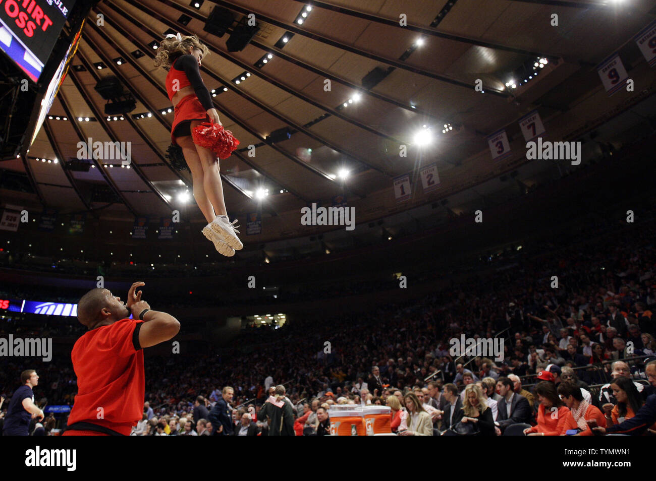 Cincinnati Bearcats cheerleaders perform in the first half of the game ...