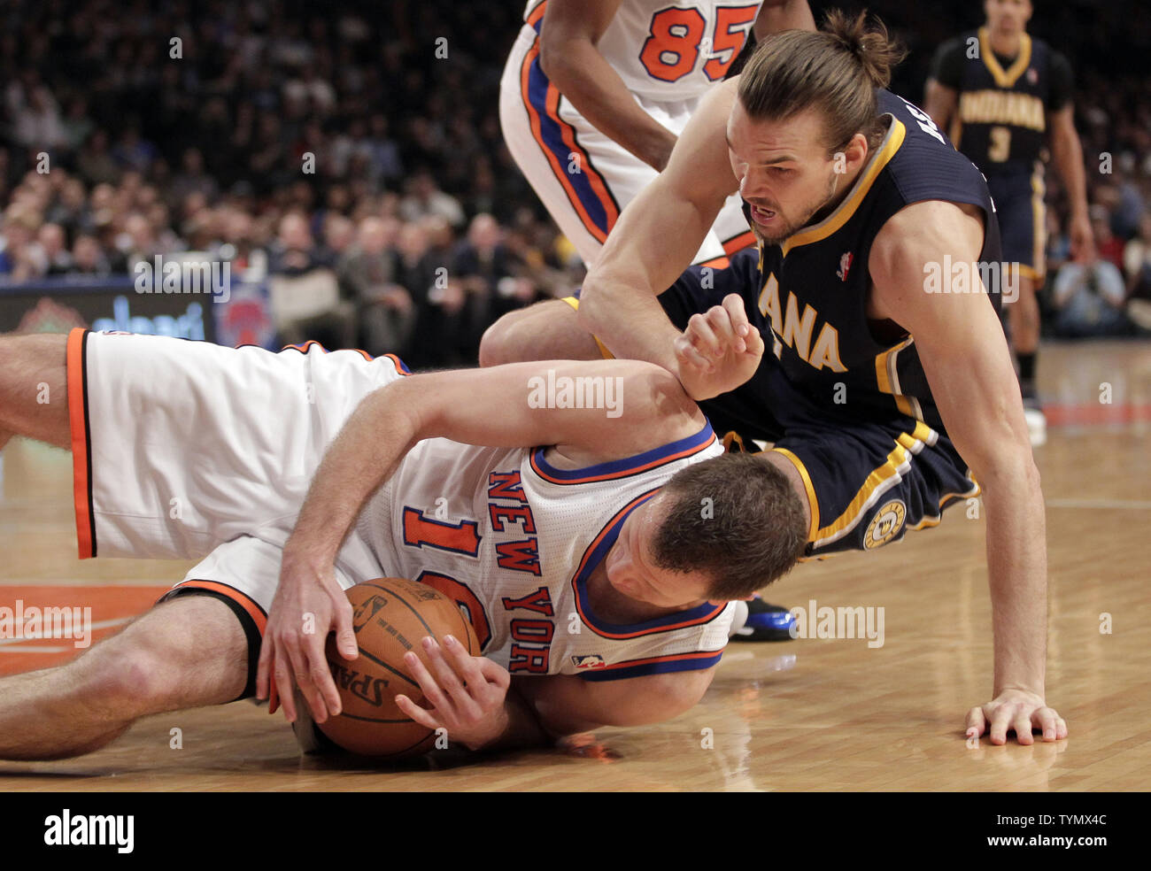 Indiana Pacers Lou Amundson and New York Knicks Steve Novak dive for a ...