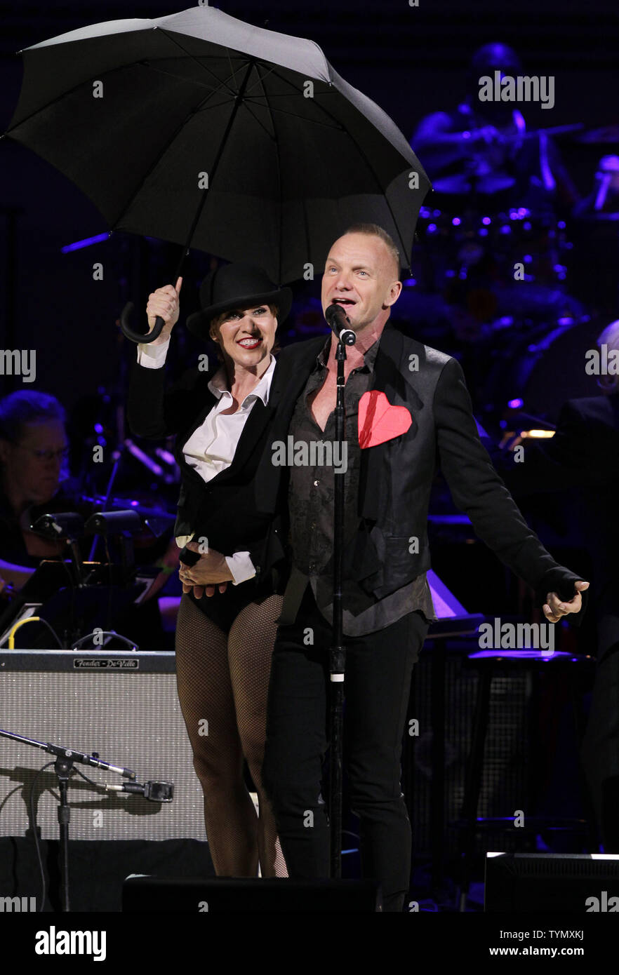 Sting singing hi-res stock photography and images - Alamy