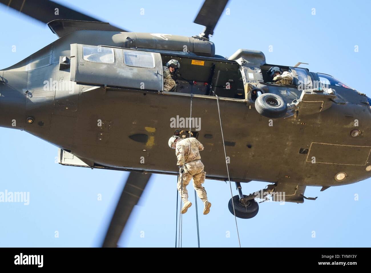 Students from the DeGlooper Air Assault School, XVIII Airborne Corps ...