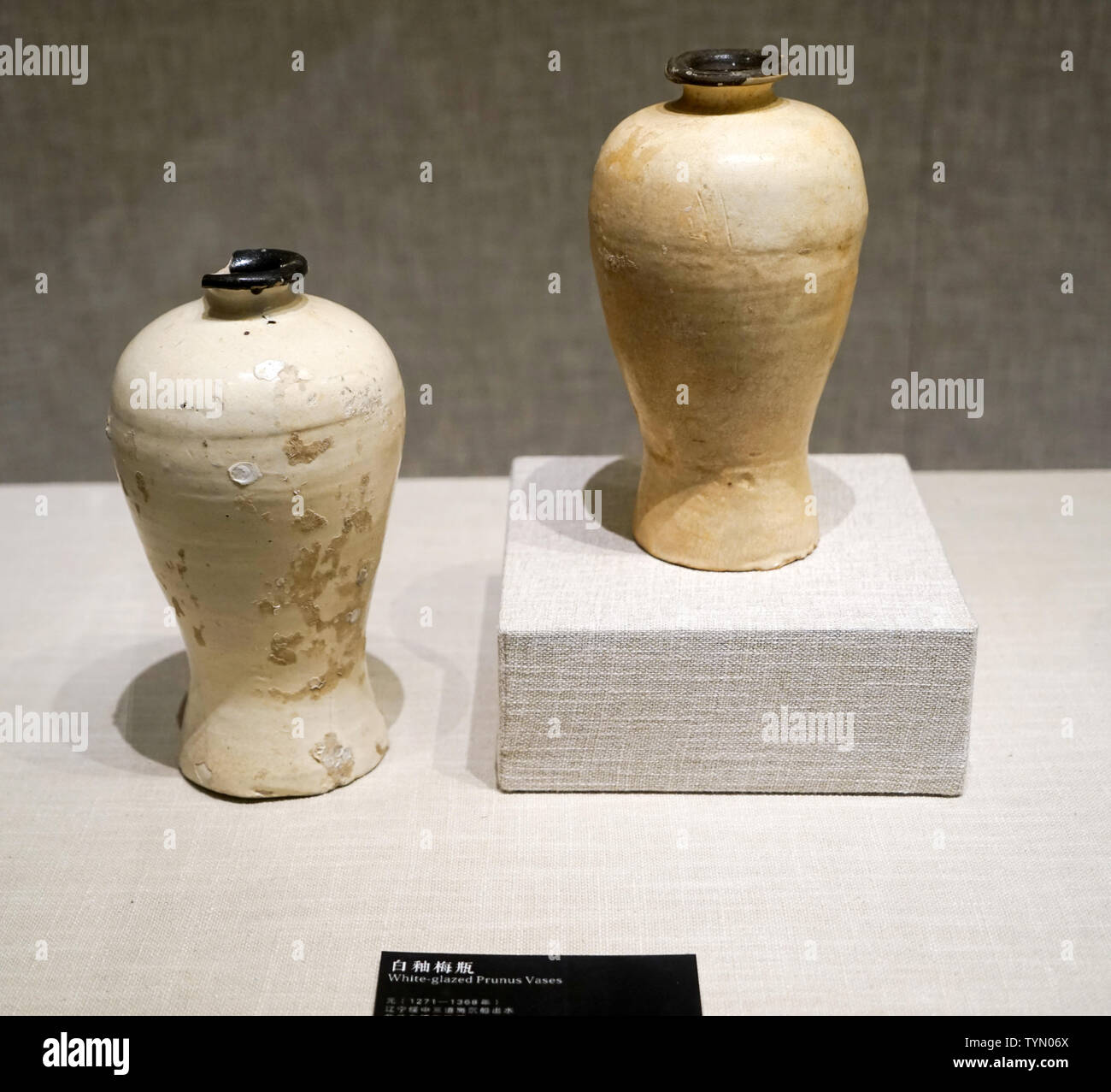 Ming Dynasty porcelain Stock Photo - Alamy