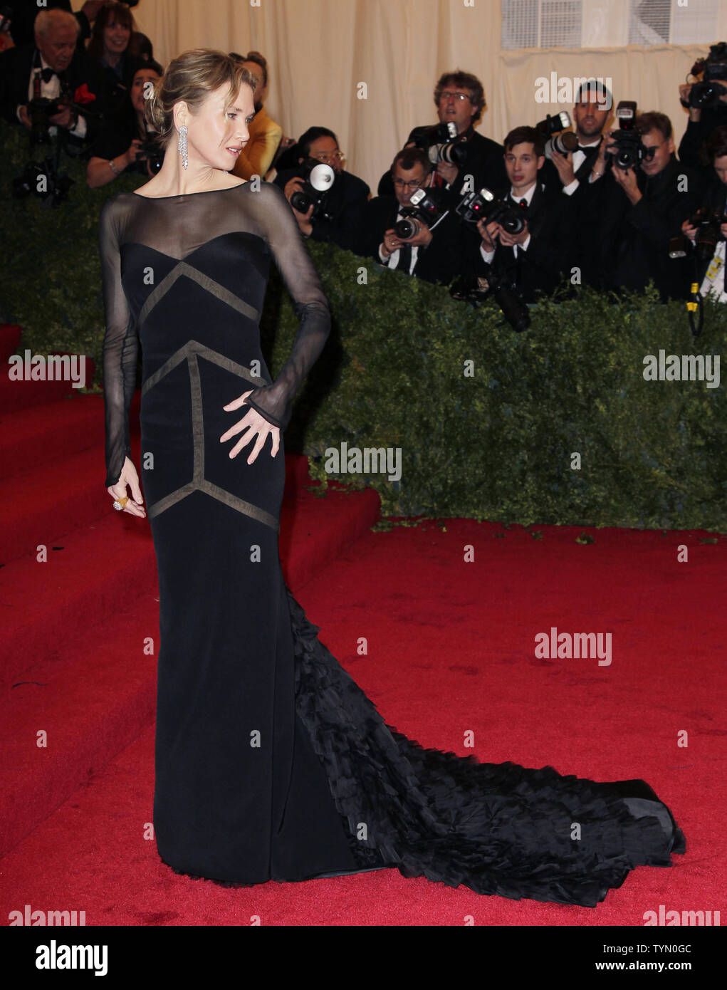 Renee Zellweger arrives on the red carpet at the Metropolitan Museum's ...
