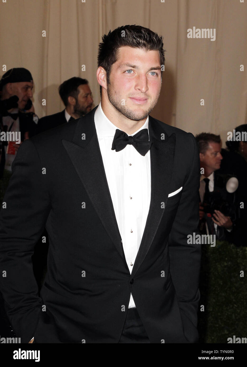 Tim Tebow arrives on the red carpet at the Metropolitan Museum's ...