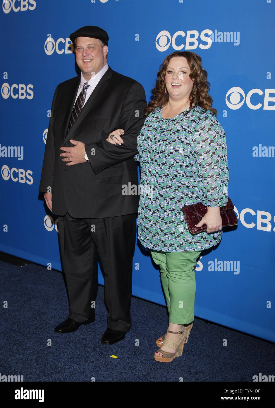 Billy Gardell and Melissa McCarthy of the show Mike and Molly arrive at ...