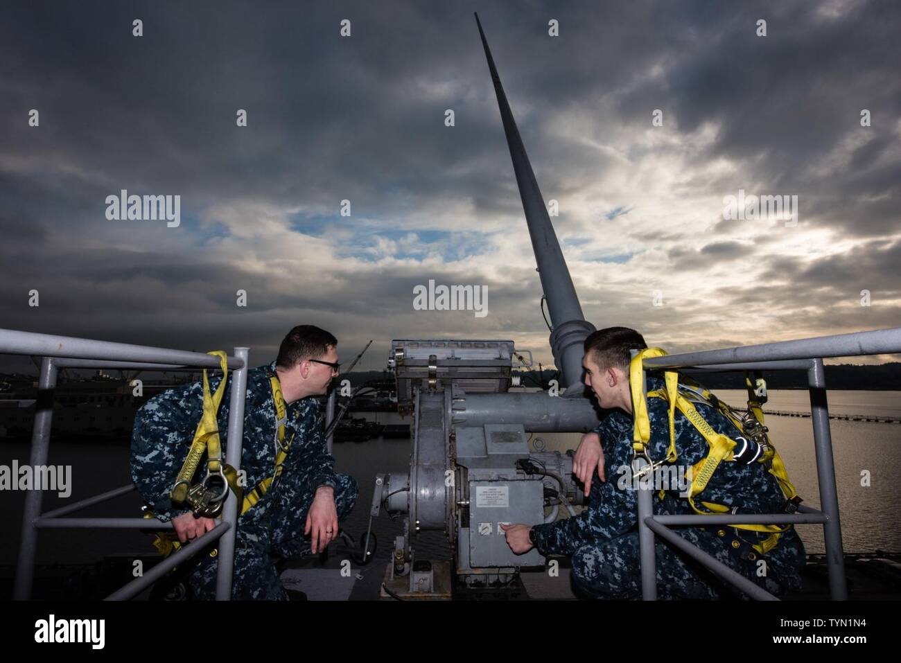 Washington (Nov. 17, 2016) Petty Officer 3rd Class Aaron Winkler, from ...
