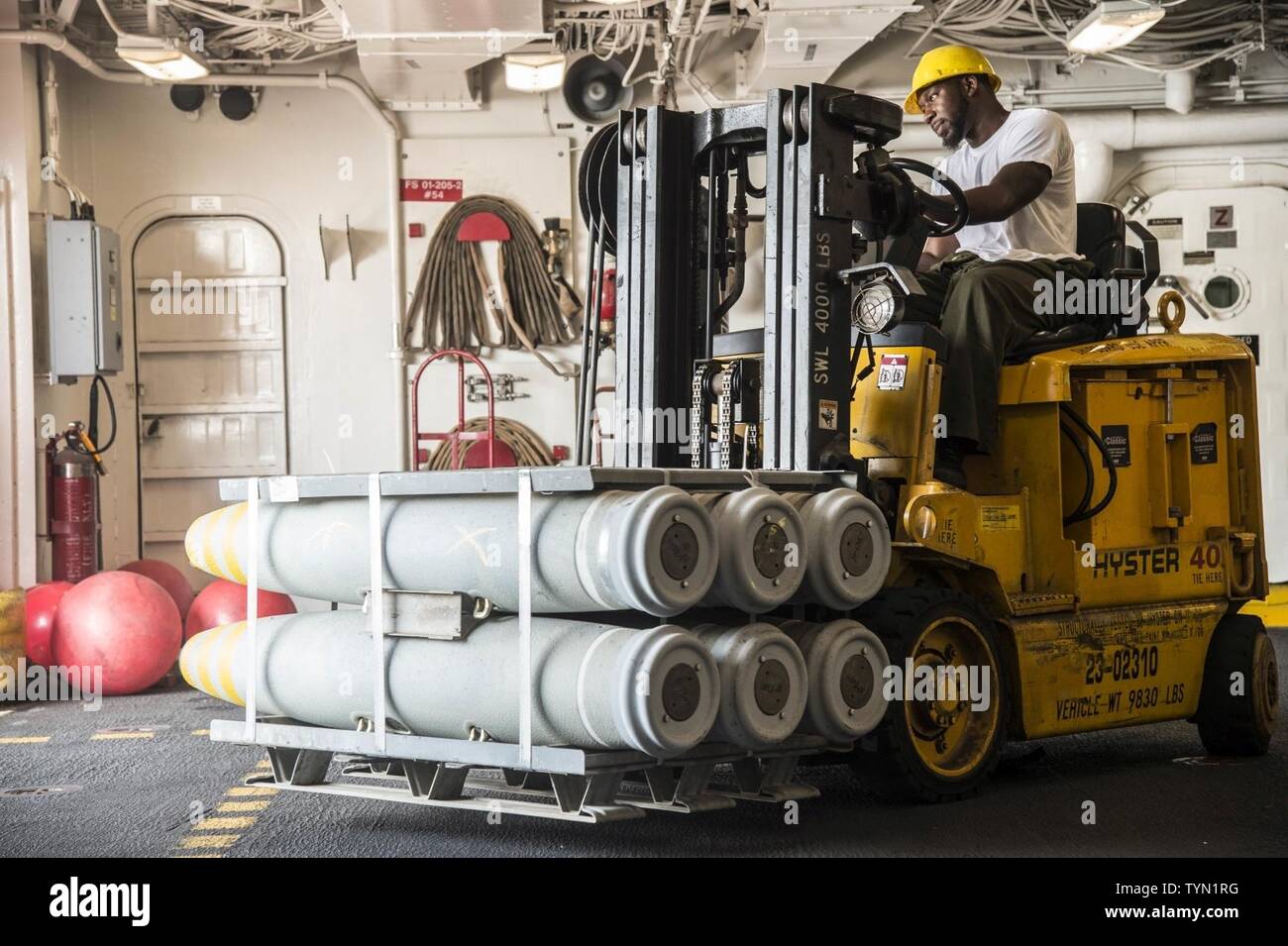 Military sealift command fast support ship usns arctic t aoe hi-res stock photography and images ...