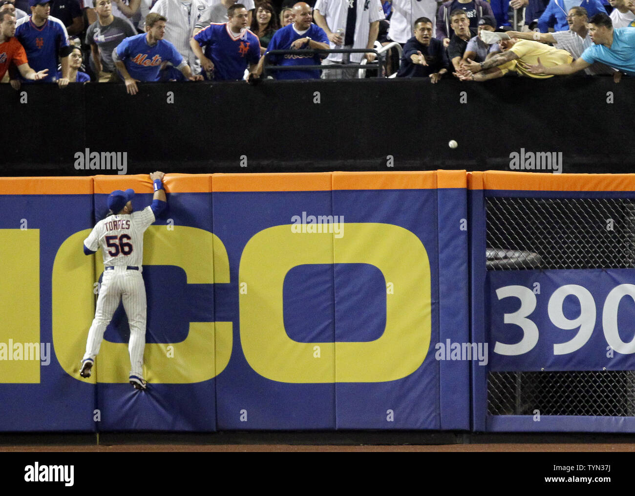 New York Mets Andres Torres leaps and watches a ball hit by New York ...