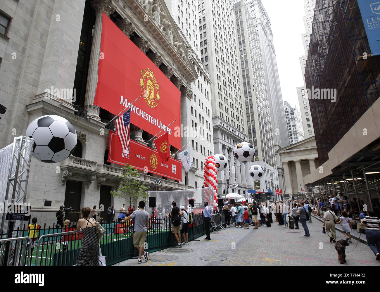 Manu stand hi-res stock photography and images - Alamy