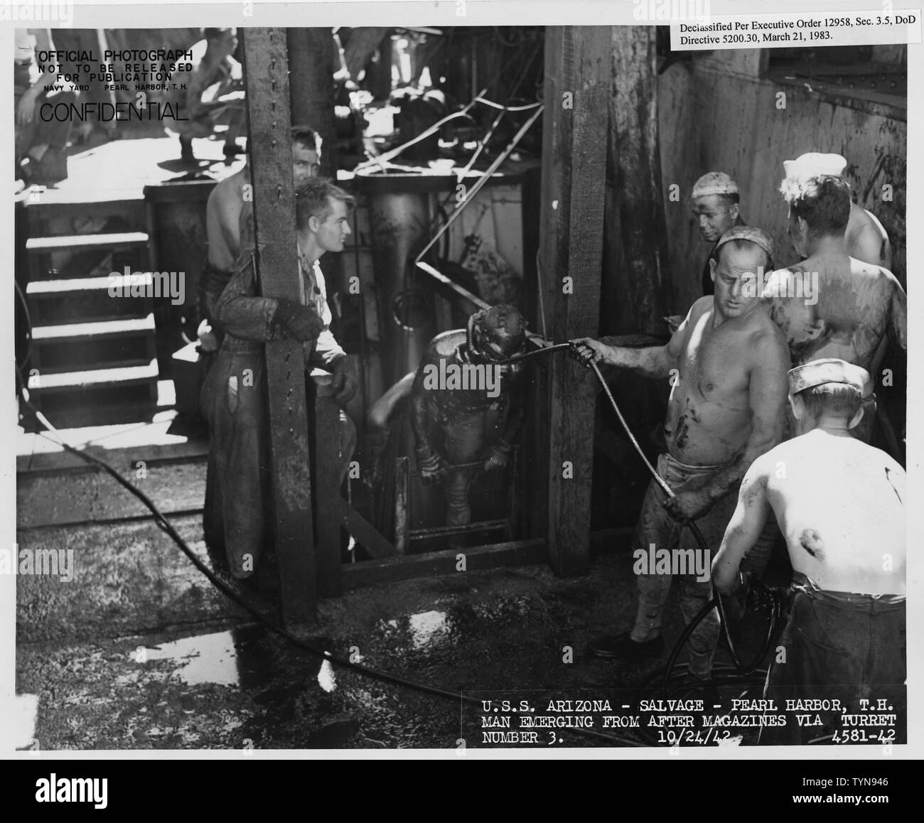 Uss arizona salvage pearl harbor hi-res stock photography and images ...