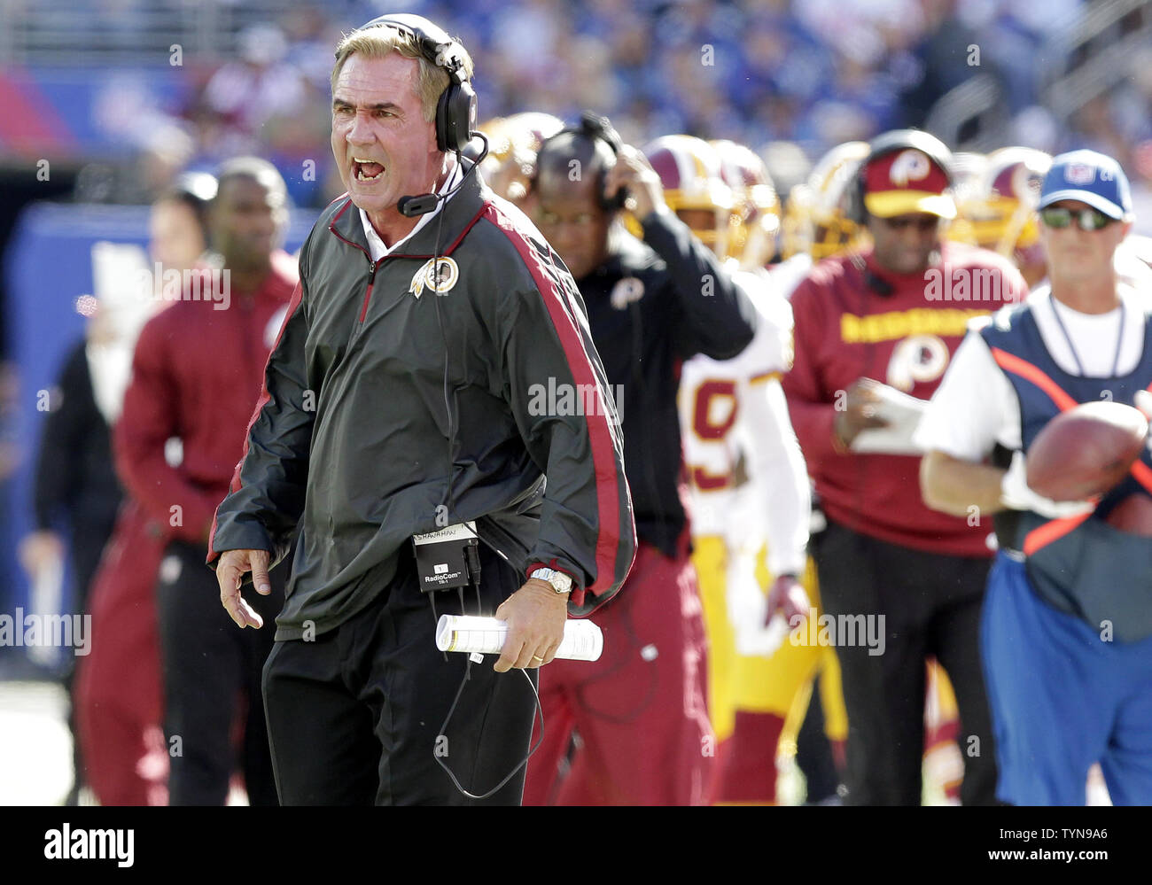 Washington Redskins head coach Mike Shanahan reacts after a play in the ...