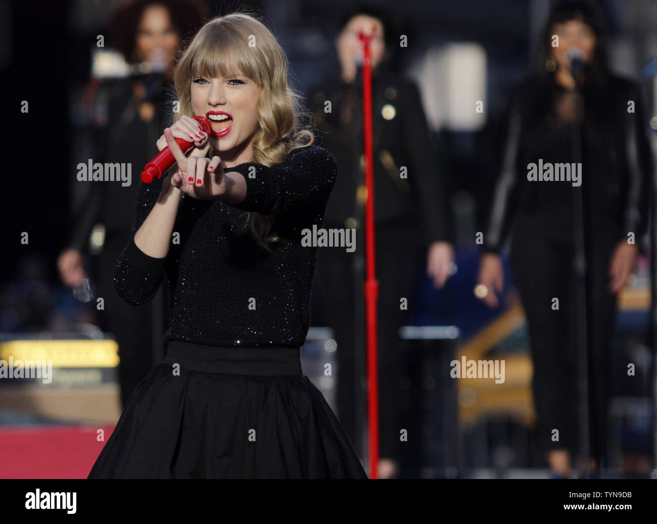Taylor Swift performs on the Good Morning America Show in Times Square ...