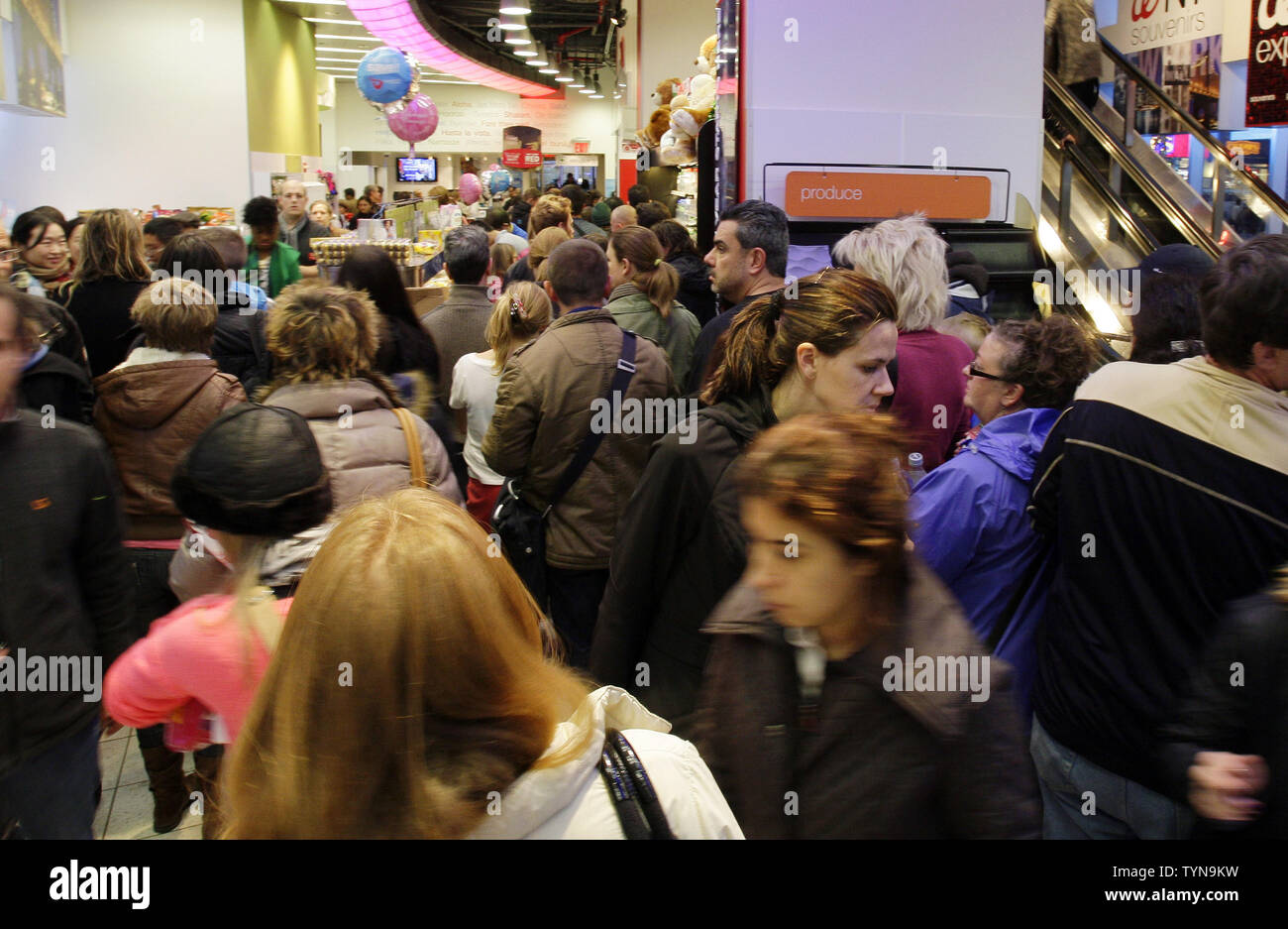 Long lines storm store hi-res stock photography and images - Alamy