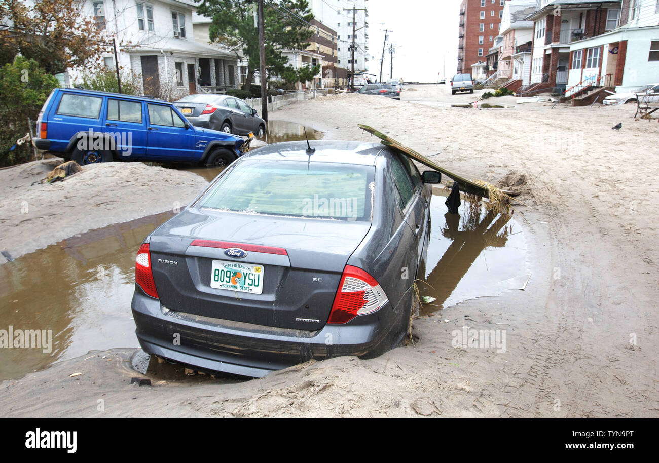 Car buried in sand hi-res stock photography and images - Alamy