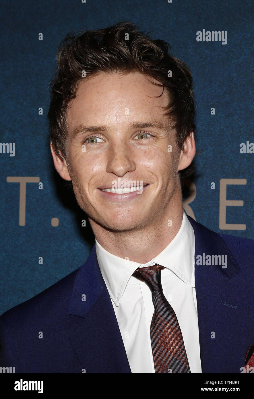 Eddie Redmayne arrives on the red carpet at the 'Les Miserables ...