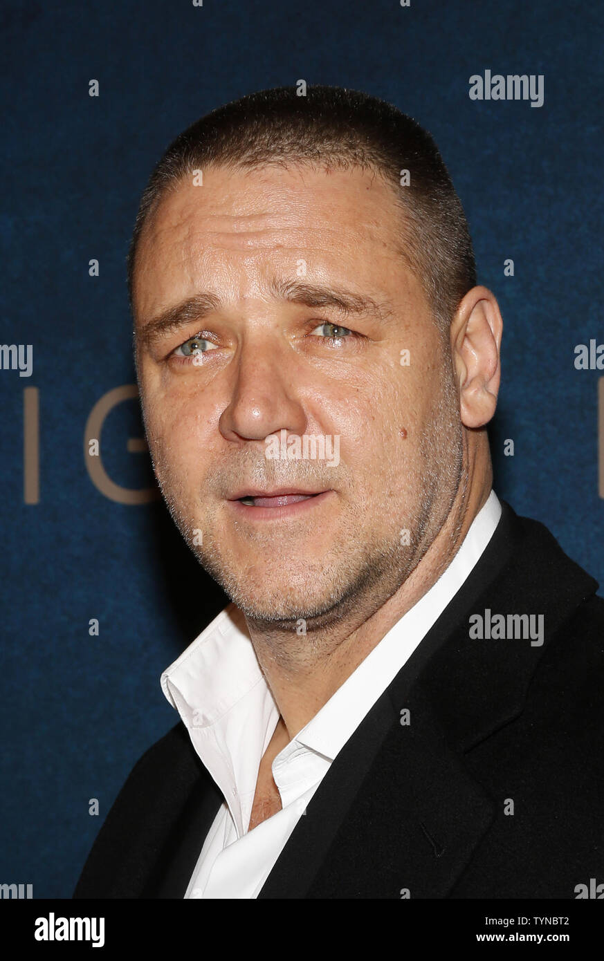 Russell Crowe arrives on the red carpet at the 'Les Miserables ...